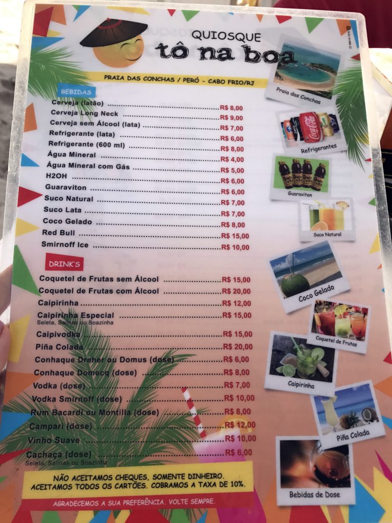 Praia das Conchas em Cabo Frio: águas cristalinas e trilhas com mirantes