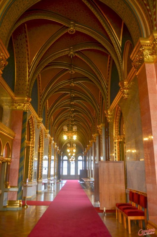 Como é a visita guiada ao Parlamento Húngaro em Budapeste