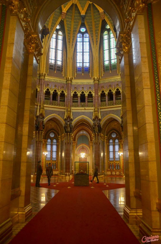 Como é a visita guiada ao Parlamento Húngaro em Budapeste